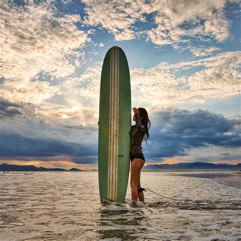 김정영 브륄레 서핑일기곡선 유려한 곡선의 라이딩을 하고 싶다 파도의 날을 베는 직선 말고 위아래로 뾰족하게 찌르는 각형 말고 도화지를 넓게 쓰는 물결형의