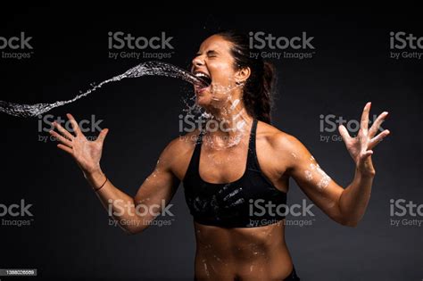 소녀의 얼굴과 입에 물 튀김 마그네슘 파우더 프린트 온 핸드 에 그녀의 몸 던지기에 대한 스톡 사진 및 기타 이미지 던지기 물 방울 Istock