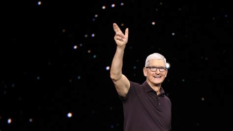 Tim Cooks Most Important Presentation Rule Is Simple Less Tim Cook