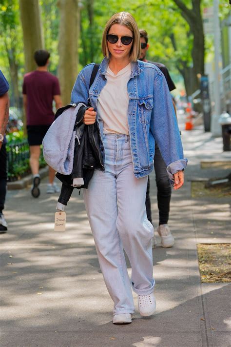 Jessica Biel Trae Los 90 De Regreso Con Jeans Baggy De Tiro Alto Y