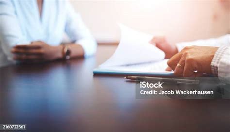 의료를 위한 테이블에서 손 문서 및 펜 건강 보험 신청 병원의 건강 또는 메디케어 행정 또는 미래 계획을 위한 정보를 위한 의사 환자 및 서류 작업 문서에 대한 스톡 사진