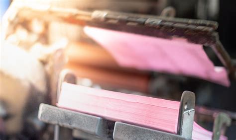 인쇄기 기계의 사진 효과는 인쇄 생산 라인에서 종이 시트를 취하고 0명에 대한 스톡 사진 및 기타 이미지 0명 Cmyk 강철 Istock