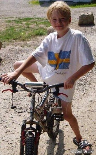 Мальчик в длинной майке на велосипеде Шорты фото