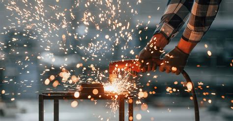 용접 과정 제복을 입은 공장 남성 노동자가 실내에 있다 사진 Unsplash의 공장 이미지