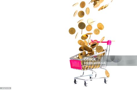 쇼핑 카트 또는 슈퍼마켓 트롤리는 흰색 절연 금화 떨어지는 배경 비즈니스 돈을 하 고 개념을 시장 가득 찬에 대한 스톡 사진 및