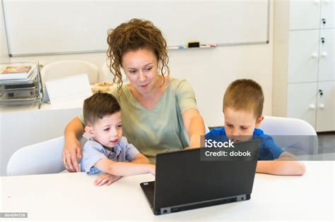 교사 여자 교실에서 노트북 두 유아 소년을 사용 하는 방법 3 명에 대한 스톡 사진 및 기타 이미지 3 명 4 5세 6 7 살 Istock