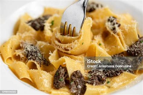 버섯과 파르 메산 치즈를 곁들인 크림 같은 타글리 아텔 파스타 클로즈업 곰보버섯에 대한 스톡 사진 및 기타 이미지 곰보버섯 식사 음식 식품 및 음료 Istock