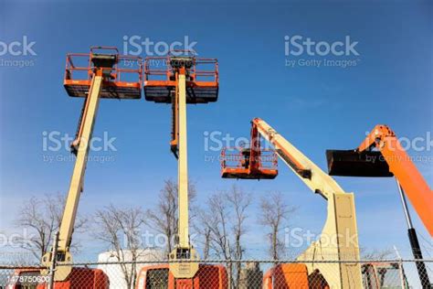 건설 기계는 우리 주변의 세계를 구축하고 형성하기 위해 업계의 기술 사용을 상징합니다 안전모 및주의 테이프와 같은 표지판과 기호는 안전의 중요성을 강조합니다 0명에 대한