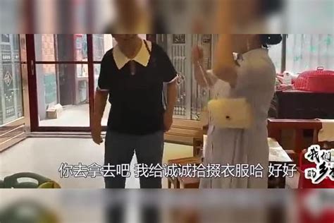 婆媳俩冒雨走亲戚，婆婆高兴的换衣服又拿礼，走路背影都是喜欢的 婆媳 婆婆 背影