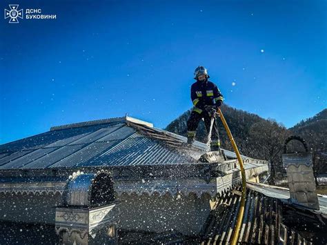 Горіло 400 метрів квадратних у селі на Буковині ліквідували масштабну пожежу АСС