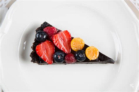 세련 된 바닐라 치즈 케이크 딸기 블루베리와 블랙베리 제공 초콜릿 소스 상단에 딸기에 대한 스톡 사진 및 기타 이미지 딸기 바닐라 양념류 블랙베리 Istock