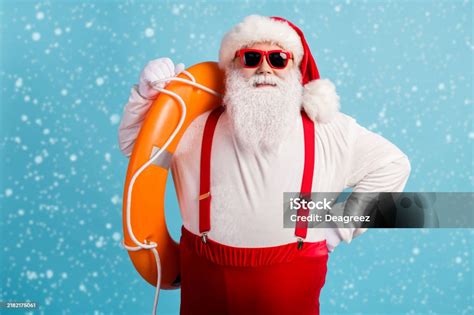 그의 초상화 그는 노란색 생명 부표 생명의 은인 인 고립 된 밝은 생생한 광택 생생한 파란색 배경을 들고 멋진 매력적인 쾌활한 자신감 백발 산타 아버지 선원 공기 주입에