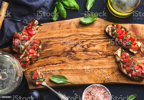 토마토와 바질 브루스케타 화이트 와인 한 잔 올리브 나무 판위에 검은 색 배경 0명에 대한 스톡 사진 및 기타 이미지 0명 갈색 개념 Istock