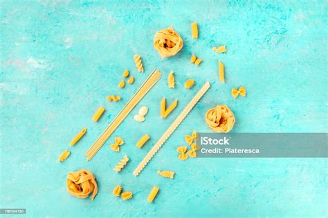 이탈리아어 파스타 다양한 플랫 레이 배너 텍스트에 대한 장소와 청록색 배경에 상단에서 촬영 건조한에 대한 스톡 사진 및 기타