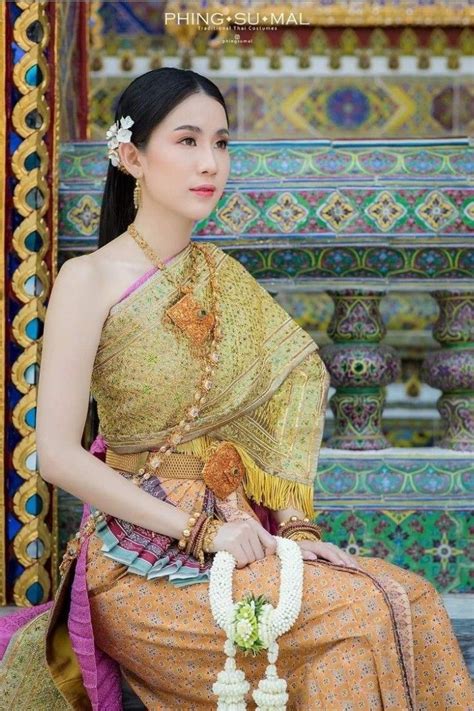 ปักพินโดย กนกพร คำอินทร์ ใน งามอย่างไทย ชุด นางแบบ ผู้หญิง