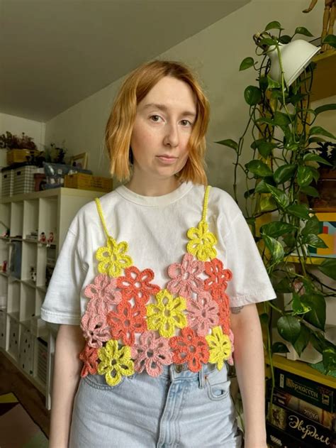Crochet Top With Flowers в 2025 г Уроки вязания крючком Вязание Пошив женской одежды