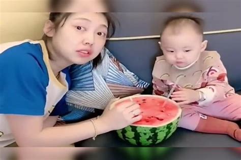 早上刚睡醒准备去上班，看见宝宝在床上搞这出，你这是炖猪蹄呢？