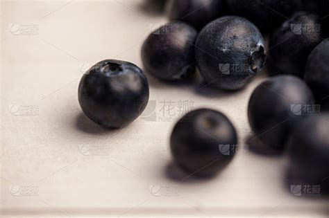 近距离观察新鲜蓝莓