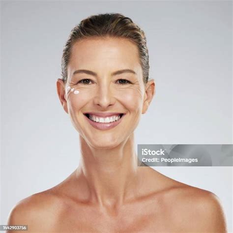피부 스킨케어 그리고 그녀의 얼굴에 노화 방지 크림을 가진 성숙한 여성의 아름다움 초상화 청소년을위한 피부과 주름 및 얼굴 관리를위한 모형 자연의 아름다움을 가진 행복 한