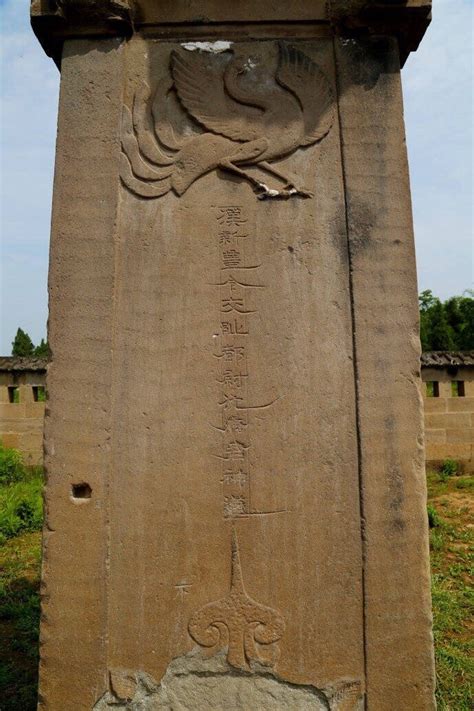 沈府君阙位于四川渠县城北34公里的水口乡汉亭村燕家场