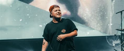 Sam Wesley Collaborates With Mercyme On His New Song Carry On