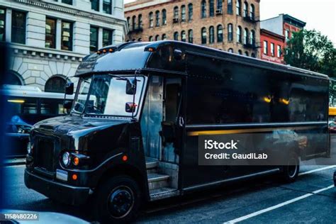 택배 서비스 이름 이나 로고 및 광고 정보에 대 한 복사 공간 영역을 가진 우편 트럭 본체 를 배달 하는 메가 폴리스에서 도로에 운전 하는 물류 회사의 블랙 밴 자동차 0