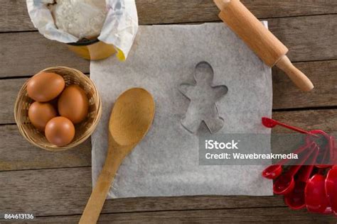 버터 종이 밀가루 롤링 핀 쿠키 커터와 달걀 나무 테이블 유지 계절에 대한 스톡 사진 및 기타 이미지 계절 곡초류 굴리기 Istock
