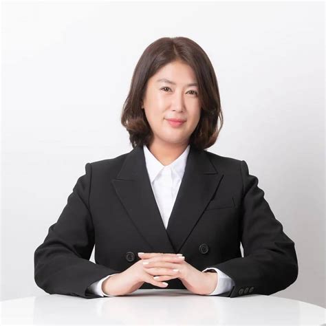 서정은 Jung51192797 청운 정칠원 선생님의 첫 개인전을 축하드리며 오픈행사에 Facebook