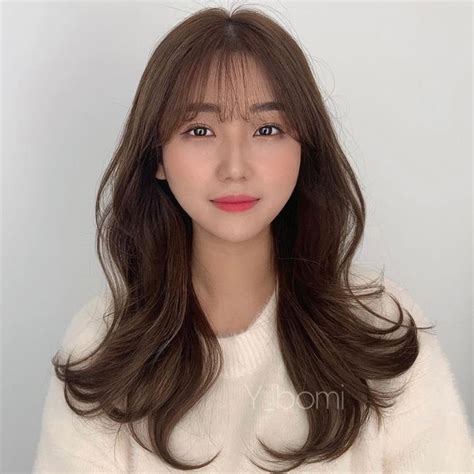 머리에 있는 핀 헤어스타일 긴 헤어스타일 긴 머리