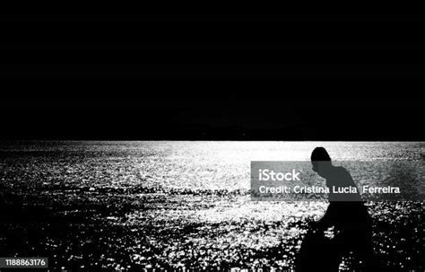 아름다운 호수의 부두에 앉아있는 인물의 실루엣 자유와 독립의 개념 자연의 아름다움을 상징하는 흑백 사진 0명에 대한 스톡 사진 및 기타 이미지 Istock