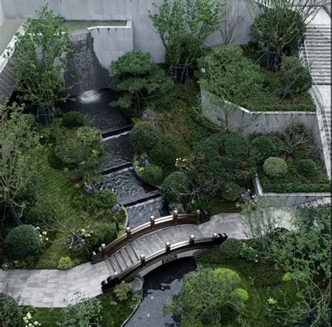 康大·玺樾府 踱入后院 视线豁然开朗 后园在高达8米的场地上依势而建 叠石理水，水石相映