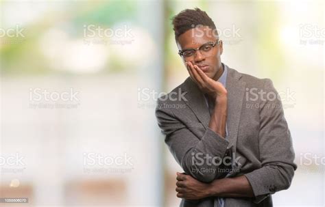 격리 된 배경 생각 찾고 있는 동안 젊은 아프리카계 미국인 사업가 피곤 하 고 두 팔을 교차 우울증 문제 지 루 사진 이미지에 대한 스톡 사진 및 기타 이미지 Istock