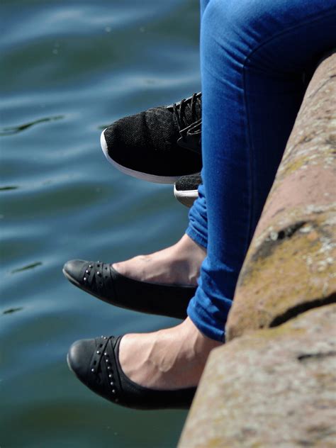 무료 이미지 손 바다 물 힐 하늘 피트 편하게 하다 푸른 발목 앉다 인간의 몸 구두 터키 옥 여자들 신발류 전당 슬리퍼 스웨이드 가죽