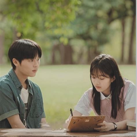 하태완 누군가가 나를 좋아해 줄 때 그때 최선을 다해야 한다 다 지나가 버린 인연의 손을 뒤늦게 붙들고자 허우적거리는 것만큼 어리석고 비참한 모양새도 없을 테니까