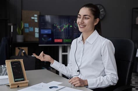 Premium Photo Trader Talking To Customer In Office