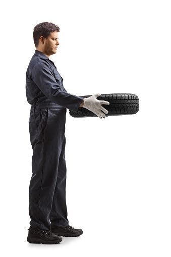 차량 타이어를 들고 있는 자동차 정비사 작업자의 전체 길이 샷 제복에 대한 스톡 사진 및 기타 이미지 제복 직업 기계공 Istock