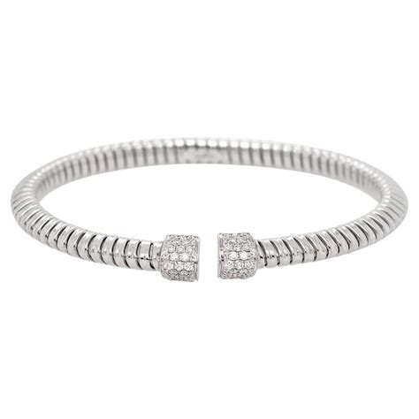 Polished 18 Karat White Gold Ribbed Bangle Bracelet With Round Diamonds