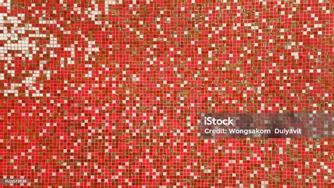 빨간색 텍스처 풀 타일의 멀티 색상 수영장 마감을위한 빨간색 주황색 및 흰색 모자이크 바닥 타일 여름 개념 배경 오버 헤드보기에서 바닥 타일 표면의 질감 건축에 대한 스톡