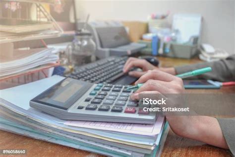 비즈니스 여자 손 계산기와 컴퓨터와 계산을 분석 하는 재무 데이터 개념에 대한 스톡 사진 및 기타 이미지 개념 개념과 주제 경제 Istock