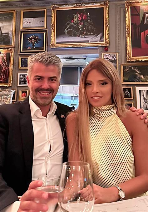 Videovision სანდრო შელია და ნინა ხუბუტია შვილს ელდოებიან 😍 ნახეთ ულამაზესი ფოტოსესია პირველ