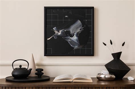 모형 포스터 프레임 나무 찬장 책 말린 꽃이 든 세련된 꽃병 치장 벽토 및 개인 액세서리가 있는 거실 인테리어의 우아한 구성 가정 장식 템플렛 0명에 대한 스톡 사진 및