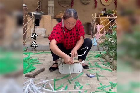 高手在民间！大妈用塑料皮编织出一个圆形簸萁，这手艺真是精巧
