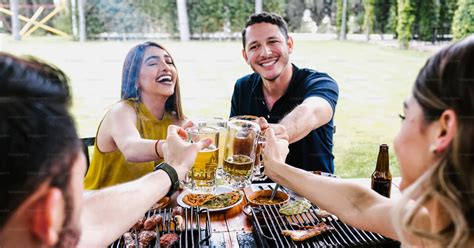 젊은 라틴 친구들 모임 맥주 미켈라다 음료 및 멕시코 음식 멕시코 라틴 아메리카의 레스토랑 테라스에서 토스트 만들기 사진 Unsplash의 축하 건배 이미지