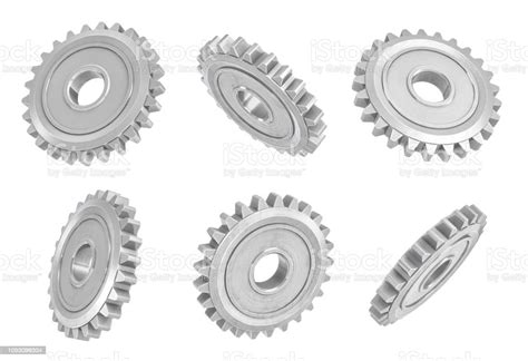 여러 금속 평 기어는 흰색 바탕에 다양 한 각도에 매달려의 3d 렌더링 3차원 형태에 대한 스톡 사진 및 기타 이미지 3차원 형태 강철 개체 그룹 Istock