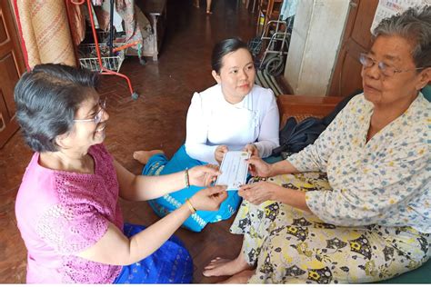 ဒဂုံမြို့နယ်၌ အသက် ၈၅ နှစ်အထက် ဘိုးဘွားများအား လူမှုရေးပင်စင် အိမ်တိုင်ရာရောက် ထောက်ပံ့ငွေပေးအပ