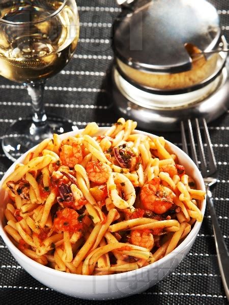 Паста макарони с морски дарове скариди калмари миди и сос от домати бяло вино чесън и праз лук