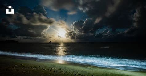 낮 동안 파란색과 흰색 흐린 하늘 아래 해안에 부딪히는 바다 파도 사진 Unsplash의 무료 오스트레일리아 이미지