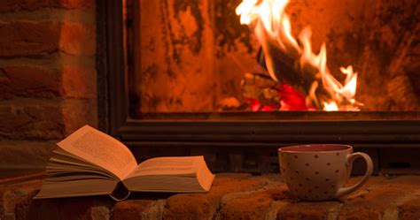 Крупным Планом Чашку Кофе И Книги У Камина — стоковые фотографии и другие картинки Без людей