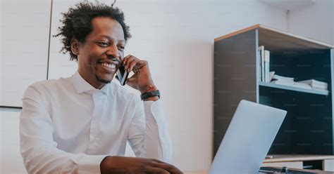 현대 사무실에서 일하는 동안 전화 통화를하는 전문 사업가 사업 개념입니다 사진 Unsplash의 매니저 이미지