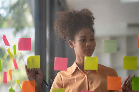 아프리카 계 미국인 사업가들은 유리 벽에 포스트잇을 사용하여 개발하고 성공으로 성장시키기위한 전략적 사업 계획을 작성합니다 20 24세에 대한 스톡 사진 및 기타 이미지